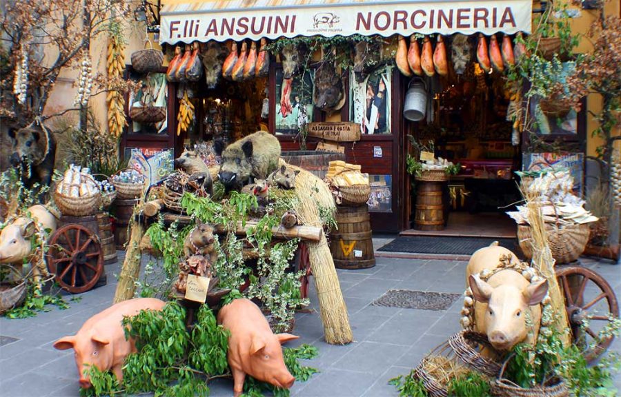 Norcineria Ansuini Mastro Peppe nel centro storico di Norcia